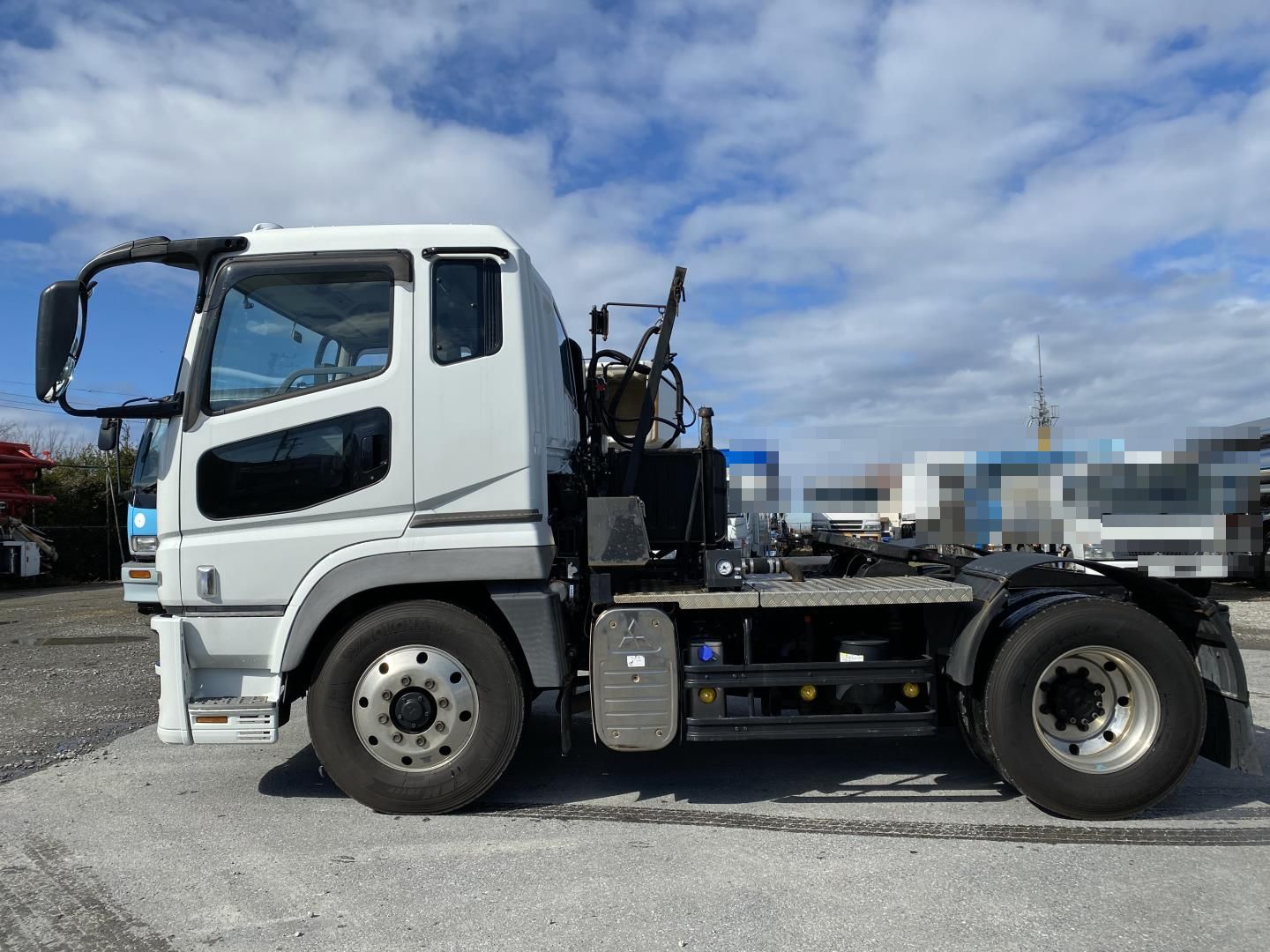 9.9 ton tractor (Mitsubishi H20) with compressor – Zmc JAPAN