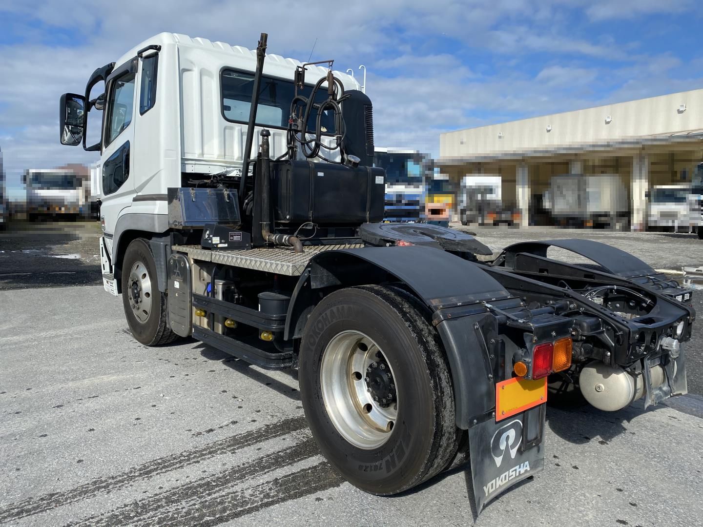 9.9 ton tractor (Mitsubishi H20) with compressor – Zmc JAPAN